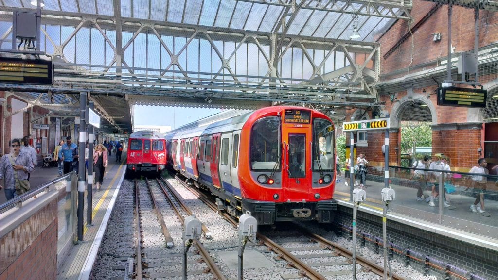 Fallen pigeon netting causes London Circle Line suspension
